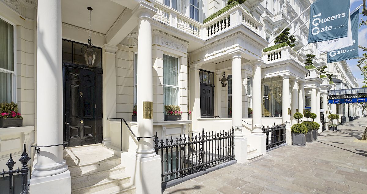 Queen's Gate Suite: Luxury One-Bedroom with Private Entrance